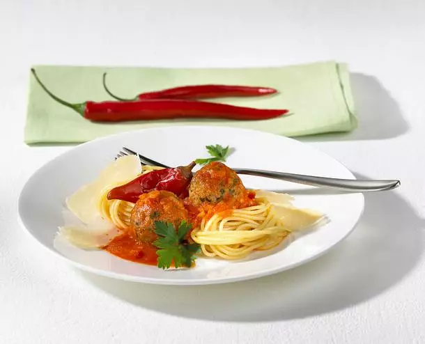 Oppskrift på spaghettini med tomatsaus og kjøttboller 13691_1