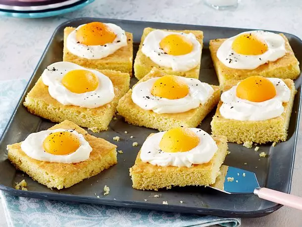 Τηγανητό κέικ αυγών από τη φόρμα