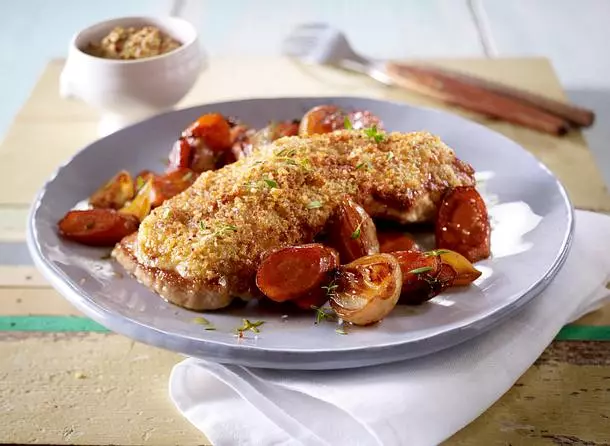 Ugnsschnitzel med senapsskorpa och balsamico morötter recept 14226_1