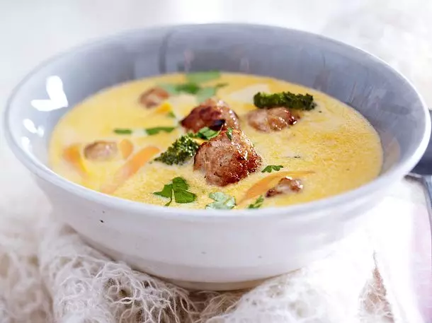 Thai karrisuppe med ingefær kjøttboller oppskrift 14702_1