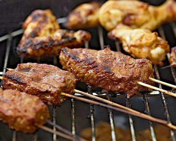 Best of Barbecue: Steak skewers in beer marinade with green chilli sauce recipe 14972_1