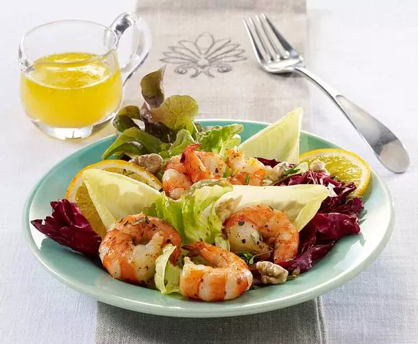 Blandad bladsallad med kungsräkor och apelsinvinägrettrecept 14984_1