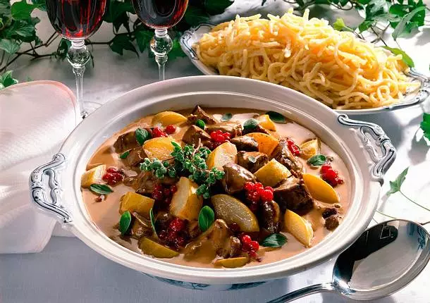 Venison goulash pẹlu ohunelo pears 15321_1