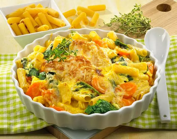 I-Pasta yenkukhu ye-gratin kunye nesipinatshi kunye ne-carrots recipe 15359_1