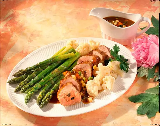 Pork truffle fillet with cauliflower and green asparagus recipe 15555_1