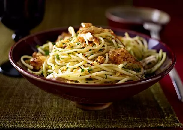 Receta de espaguetis con pollo al limón y migas crujientes 15585_1