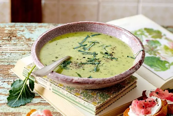 Koolrabi crème soep met rabarber geitenkaas crostini recept