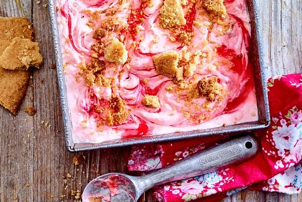 Cheesecake ice cream e nang le recipe ea rhubarb swirl