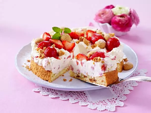 Strawberry Mascarpone Cake tare da Amarettini Sponge Base Recipe 16117_1