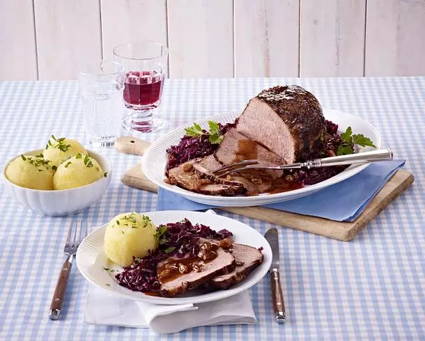 Recetë klasike sauerbraten me lakër të kuqe dhe petë 16131_1