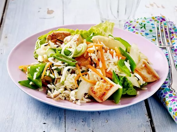 Рецепт весняного рисового салату з куркою та фруктовою заправкою