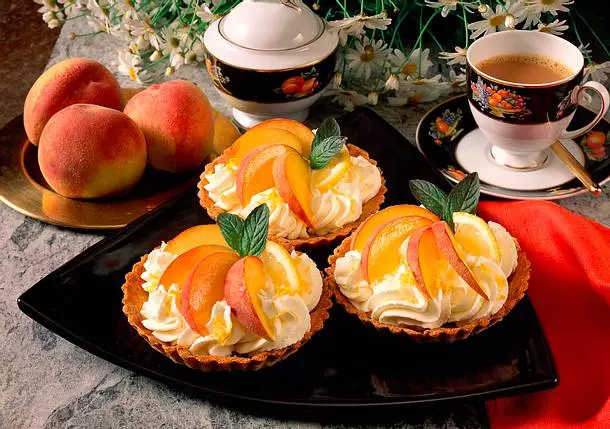 Kwaya tartlets tare da vanilla cream da peaches girke-girke 16296_1