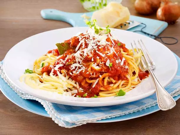 ခရမ်းချဉ်သီးဆော့စ်နှင့် spaghetti စာရွက် 16400_1