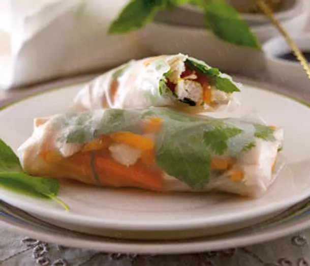 Asian summer roll na may recipe ng manok 16485_1