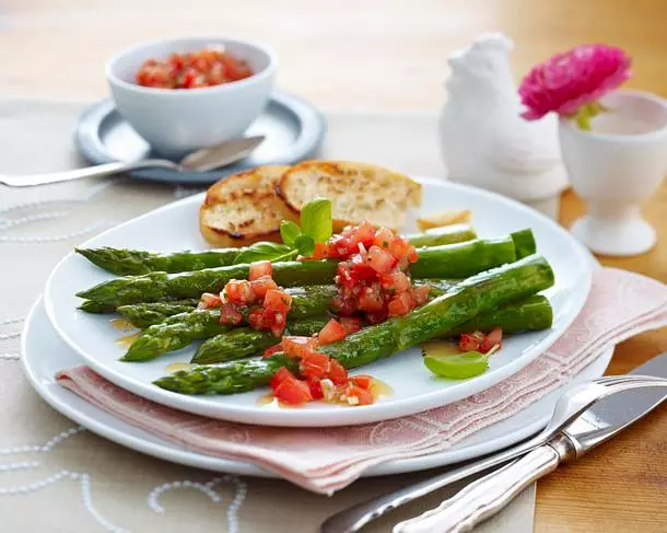 Asparagus héjo digoréng dina saos balsamic kalawan dip Salsa jeung resep baguette toasted 16624_1