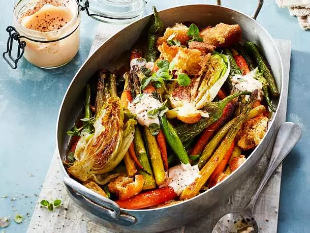 Рецепт овочевого салату з грінками з чіабаттою в духовці