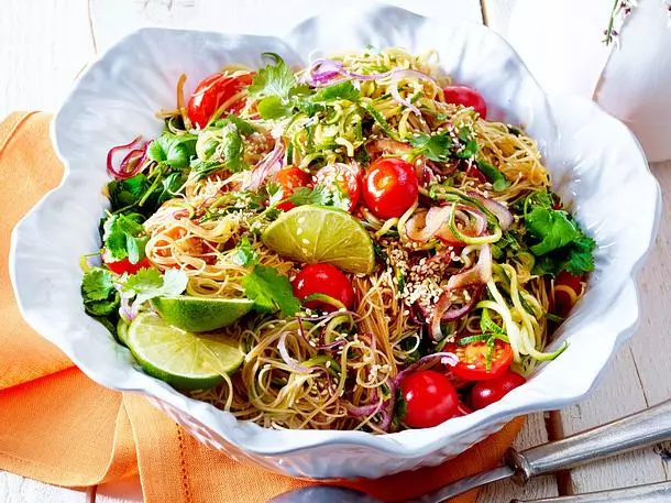 Salad nwdls reis gyda saws leim a rysáit sesame