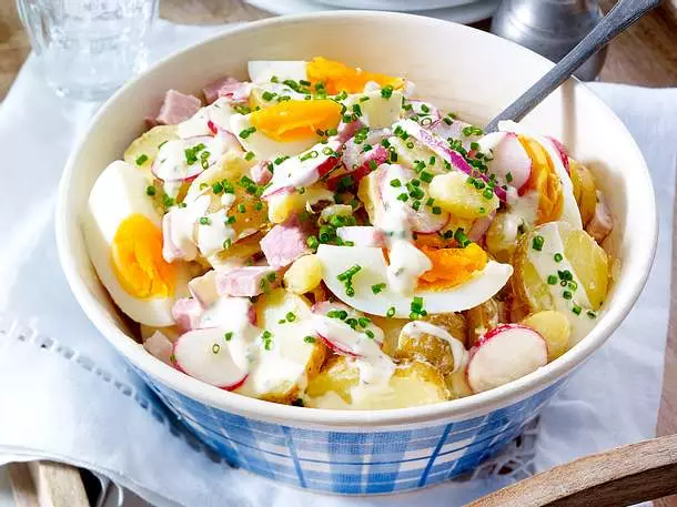 Salad wy tatws gyda radis a rysáit ciwbiau ham