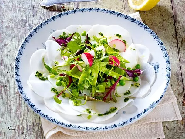 Majroe carpaccio med mangetout salat og persilleolie opskrift