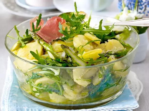 Salad tatws ac asbaragws gyda rysáit dresin cnau Ffrengig