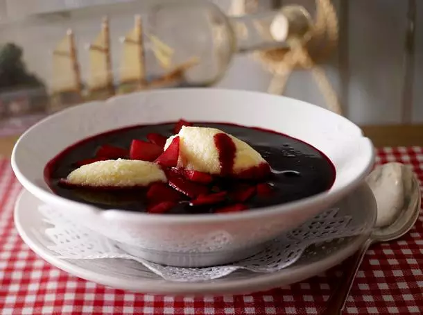 Msuzi wa elderberry ndi semolina dumplings Chinsinsi 16973_1