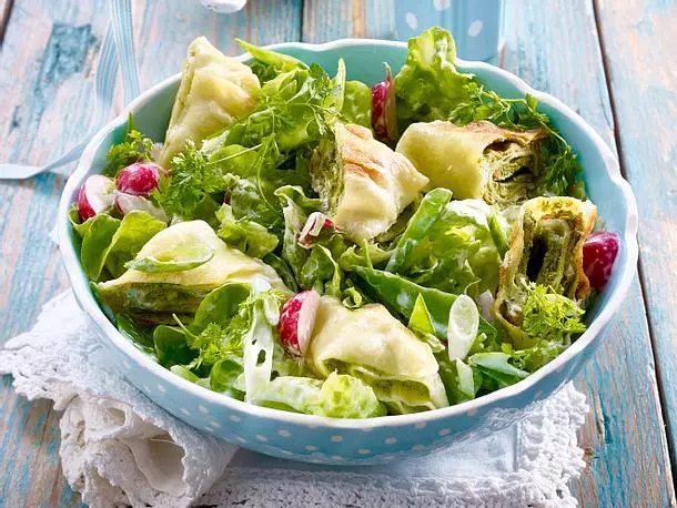 Ensalada primavera con receta de albóndigas fritas