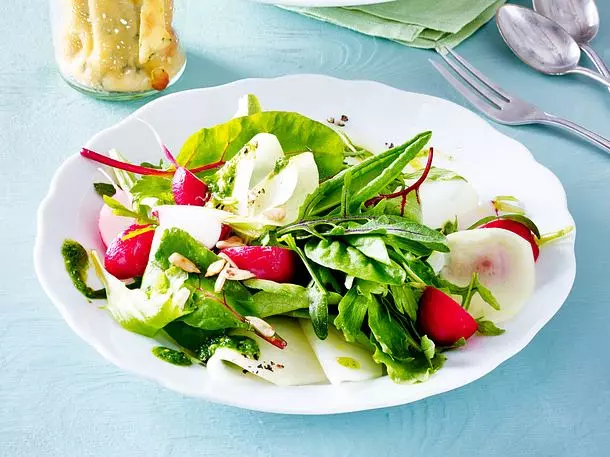 Salad gwanwyn gyda chacen gaws a rysáit pesto kohlrabi