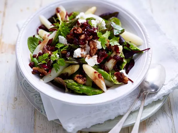 Receta Ensalada De Espárragos Con Queso De Cabra Y Cebolla Balsámica Caramelizada