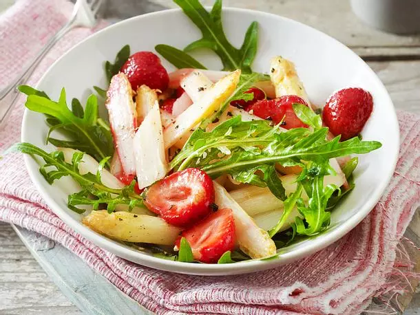 Lukewarm bishiyar asparagus salatin tare da strawberries girke-girke