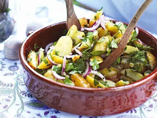 Recept voor vroege aardappelsalade met kruiden 1705_1