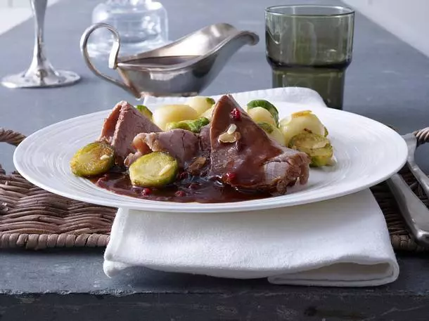 Franconian sauerbraten na dumplings kuchoma na Brussels sprouts mapishi 17072_1