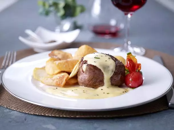 Fillet steak with Béarnaise sauce and fried potato chips recipe 17131_1