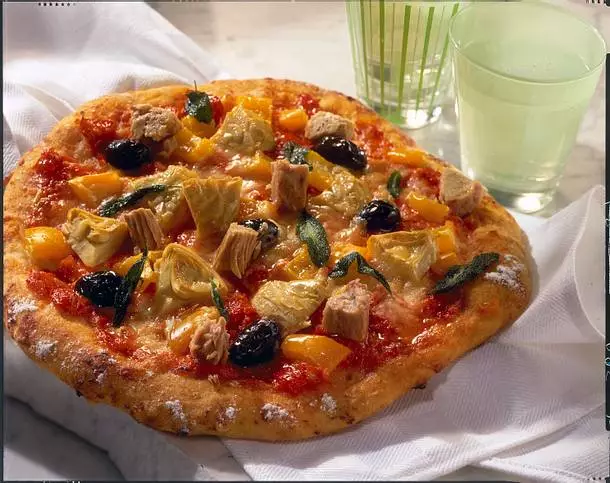 Recipe ng Mediterranean pizza 17194_1