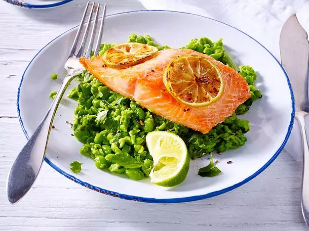 Salmon gasasshen lemun tsami tare da coriander da pea puree girke-girke