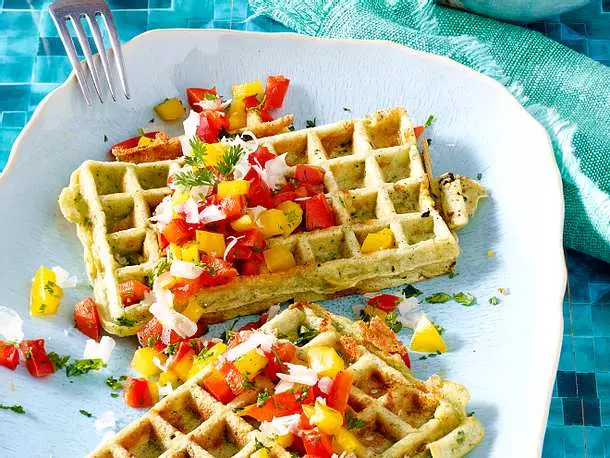 Ewebe Warankasi Waffle pẹlu ohunelo Saladi Paprika