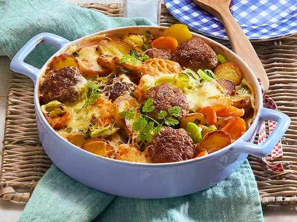 Meatball da kayan lambu casserole tare da ganye béchamel girke-girke