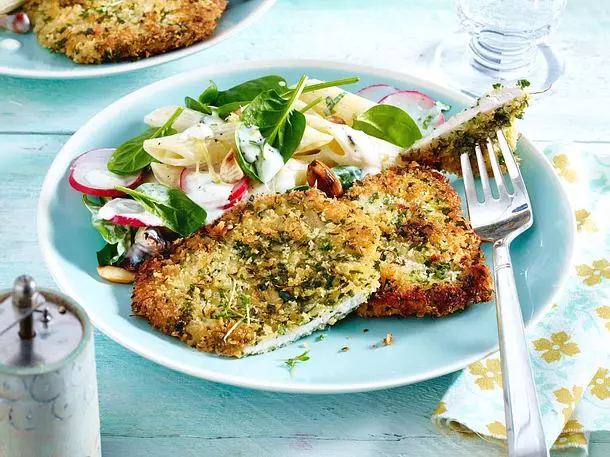 Schnitzel de gall dindi amb pa d'herbes panko amb recepta d'amanida de pasta primaveral