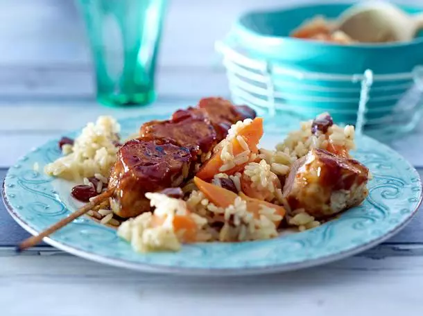 Quick chicken skewers na may carrot at raisin rice recipe 17630_1