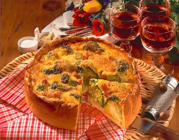 Receta e tortës me proshutë me brokoli 17707_1