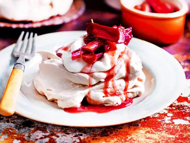 Li-pavlovas tse nyane tse nang le risepe ea ontong ea rhubarb 17925_1