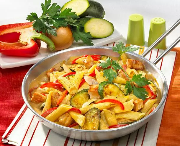 Muaj yeeb yuj pasta pan nrog diced qaib ntxhw daim ntawv qhia 17960_1