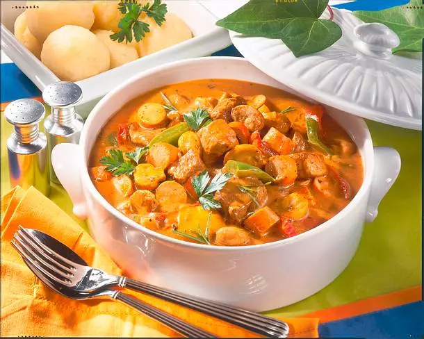 Xúc xích goulash với công thức bánh bao 18004_1