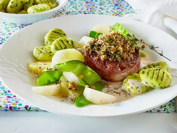 Steak fillet daging sapi dengan kerak lada, gnocchi bawang putih liar, dan resep sayuran lezat 1816_1