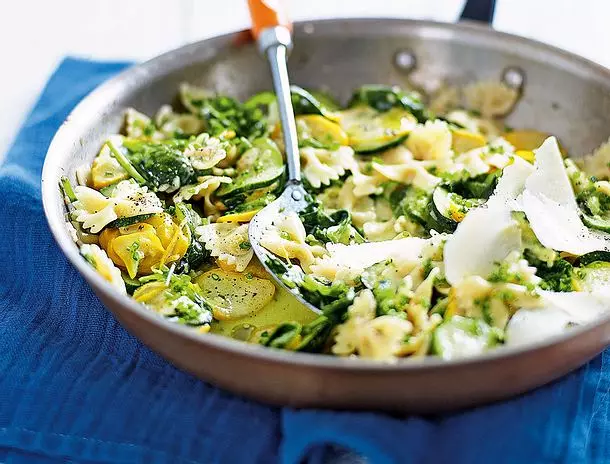 Limon zucchini və yabanı sarımsaq resepti ilə Farfalle