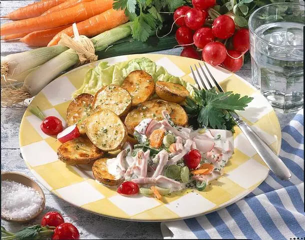 Pòmdetè soti nan fèblan a ak resèt sòs salad vyann amann 18279_1