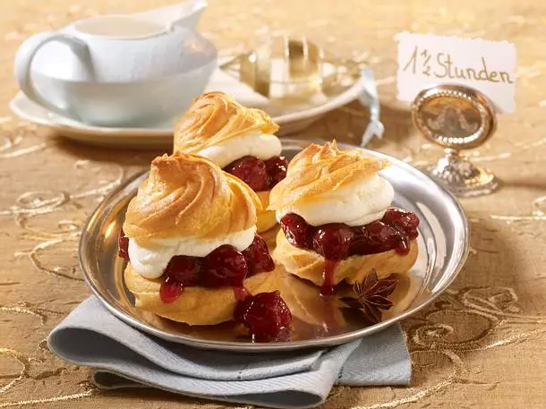 Cream puffs ជាមួយរូបមន្ត Punch cherries 18707_1