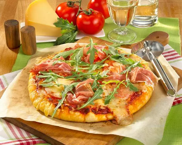 Iresiphi ye-pizza ene-ham, rocket notamatisi 19081_1