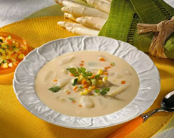 Sopa de crema d'espàrrecs amb nata fresca i verdures tallades fines Recepta 19095_1