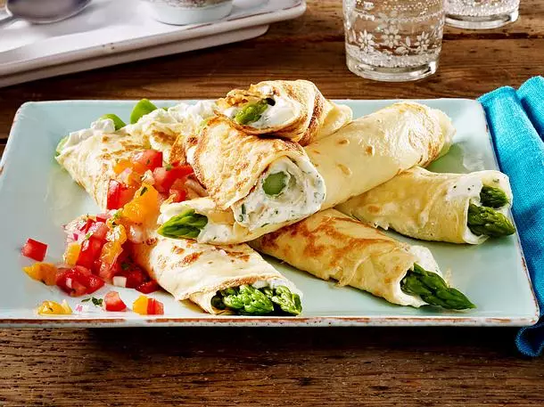 Asparagus crepes ជាមួយរូបមន្ត salsa ប៉េងប៉ោះ