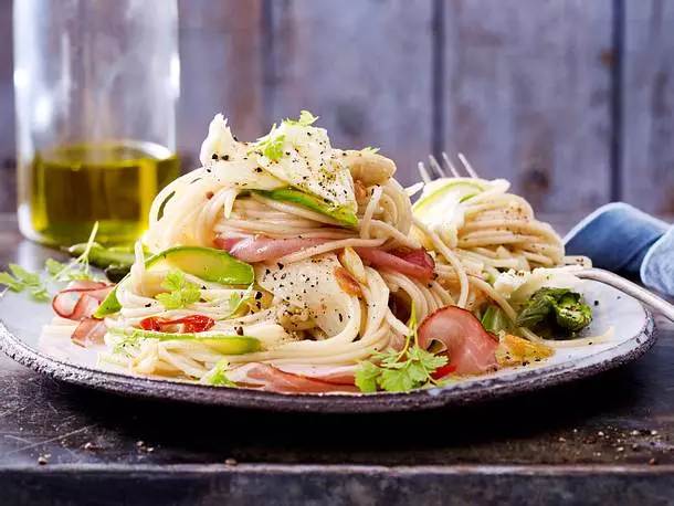 I-asparagus spaghetti aglio e olio iresiphi